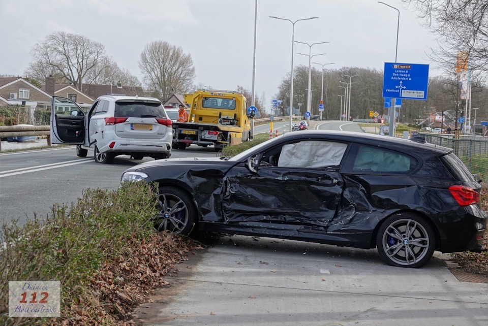 Auto komt op verkeerde weghelft en richt ravage aan in Voorhout - 112 Duin en Bollenstreek