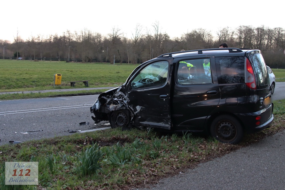 Auto’s botsen frontaal op elkaar in Lisse, Stationsweg afgesloten - 112 Duin en Bollenstreek