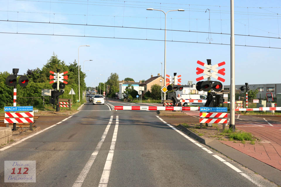 Trein komt in botsing met afgereden spoorboom op ’s Gravendamseweg N443 ...